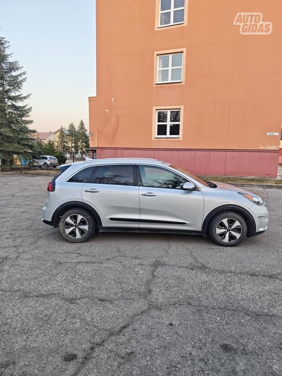 Grey Kia Niro 2017 in Lazdijai, with an engine capacity of 1.60 L and mileage of 158 thousand km for 11000 €, photo 4 on AUTOMOTO.COM.LV