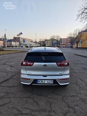 Grey Kia Niro 2017 in Lazdijai, with an engine capacity of 1.60 L and mileage of 158 thousand km for 11000 €, photo 5 on AUTOMOTO.COM.LV