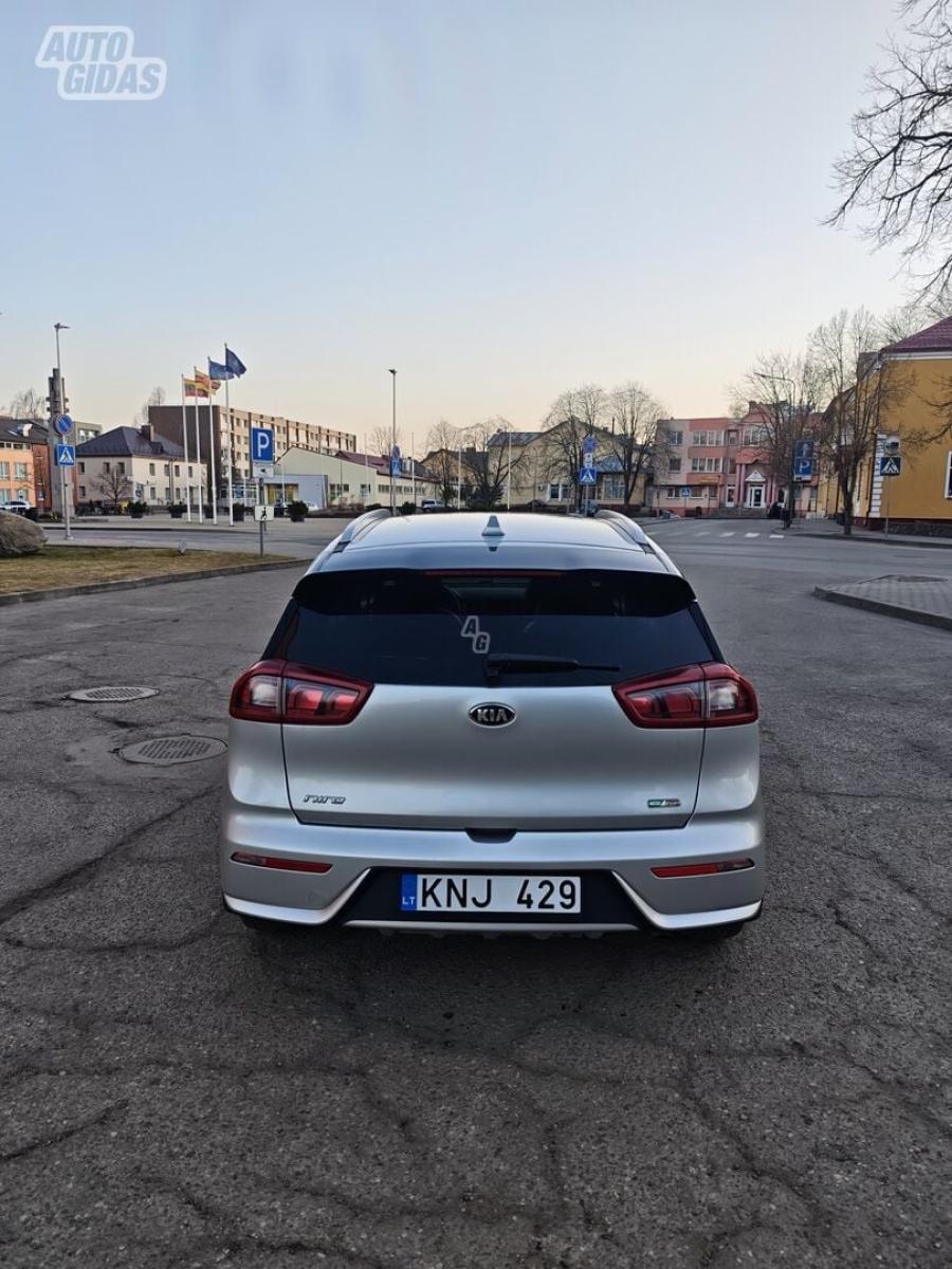 Grey Kia Niro 2017 in Lazdijai, with an engine capacity of 1.60 L and mileage of 158 thousand km for 11000 €, photo 5 on AUTOMOTO.COM.LV