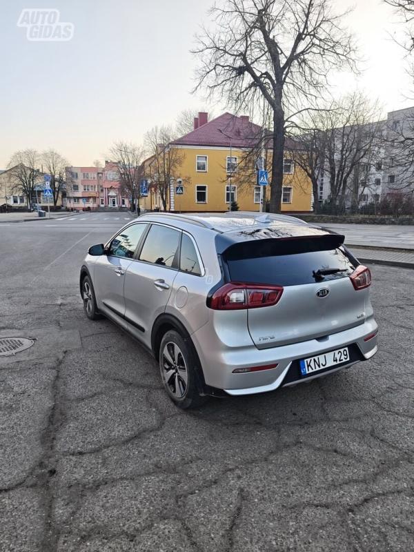 Grey Kia Niro 2017 in Lazdijai, with an engine capacity of 1.60 L and mileage of 158 thousand km for 11000 €, photo 6 on AUTOMOTO.COM.LV