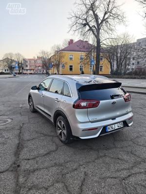Grey Kia Niro 2017 in Lazdijai, with an engine capacity of 1.60 L and mileage of 158 thousand km for 11000 €, photo 6 on AUTOMOTO.COM.LV