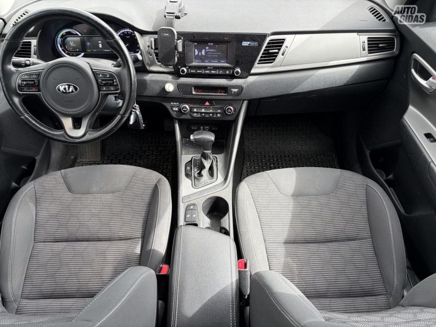 Grey Kia Niro 2017 in Vilnius, with an engine capacity of 1.60 L and mileage of 170 thousand km for 10900 €, photo 6 on AUTOMOTO.COM.LV