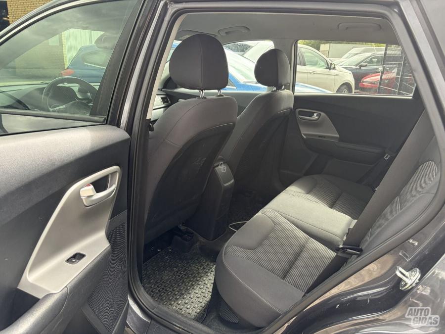 Grey Kia Niro 2017 in Vilnius, with an engine capacity of 1.60 L and mileage of 170 thousand km for 10900 €, photo 7 on AUTOMOTO.COM.LV