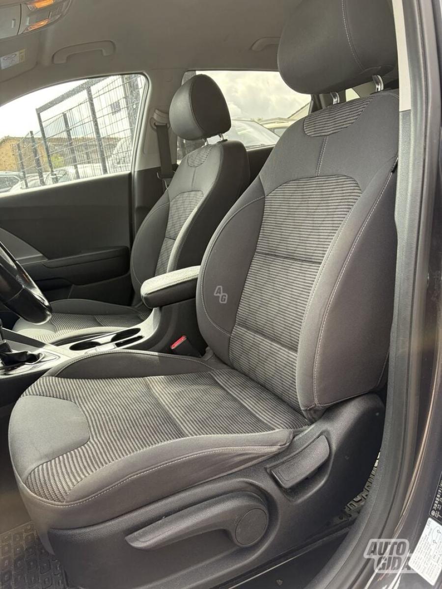 Grey Kia Niro 2017 in Vilnius, with an engine capacity of 1.60 L and mileage of 170 thousand km for 10900 €, photo 15 on AUTOMOTO.COM.LV