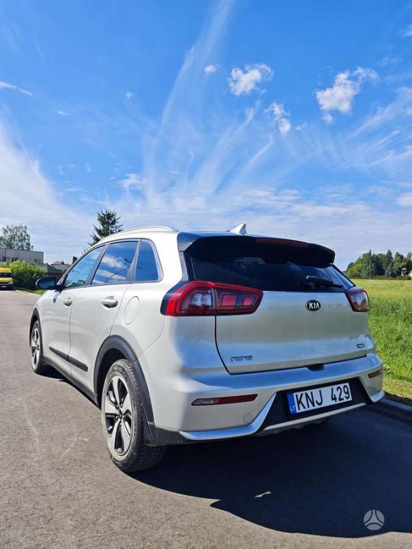 Grey Kia Niro 2017 in Lazdijai, with an engine capacity of 1.59 L and mileage of 161 thousand km for 9300 €, photo 2 on AUTOMOTO.COM.LV