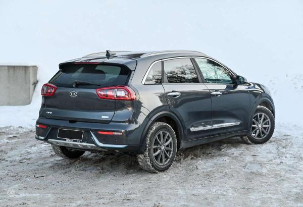 Grey Kia Niro 2018 in Kaunas, with an engine capacity of 1.58 L and mileage of 66 thousand km for 14900 €, photo 1 on AUTOMOTO.COM.LV