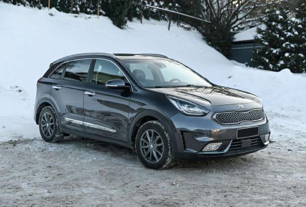 Grey Kia Niro 2018 in Kaunas, with an engine capacity of 1.58 L and mileage of 66 thousand km for 14900 €, photo 3 on AUTOMOTO.COM.LV