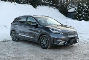 Grey Kia Niro 2018 in Kaunas, with an engine capacity of 1.58 L and mileage of 66 thousand km for 14900 €, photo 3 on AUTOMOTO.COM.LV