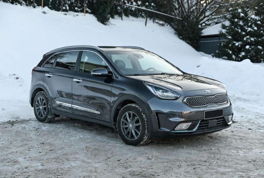Grey Kia Niro 2018 in Kaunas, with an engine capacity of 1.58 L and mileage of 66 thousand km for 14900 €, photo 3 on AUTOMOTO.COM.LV
