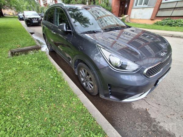 Pelēks Kia Niro 2018 Rīga, ar dzinēja tilpumu 1.60 L un nobraukumu 272 tūkst. km par 8500 €, foto 1 vietnē AUTOMOTO.COM.LV