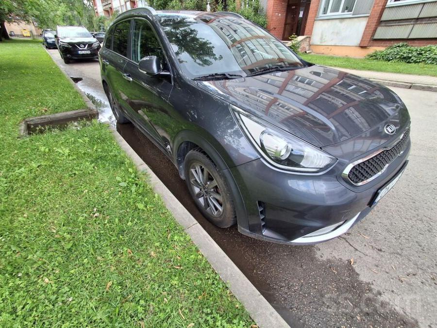 Pelēks Kia Niro 2018 Rīga, ar dzinēja tilpumu 1.60 L un nobraukumu 272 tūkst. km par 8500 €, foto 1 vietnē AUTOMOTO.COM.LV