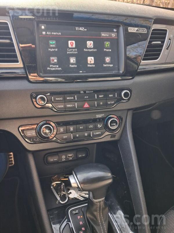 Pelēks Kia Niro 2018 Rīga, ar dzinēja tilpumu 1.60 L un nobraukumu 272 tūkst. km par 8500 €, foto 4 vietnē AUTOMOTO.COM.LV