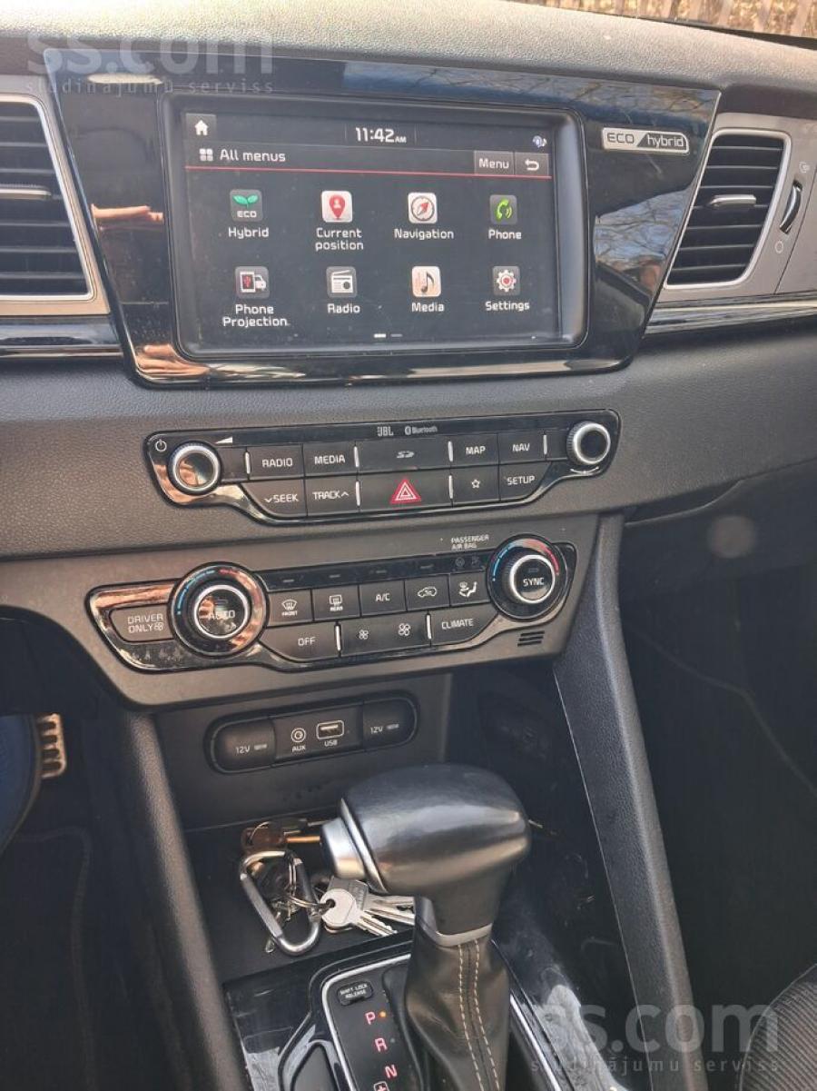 Pelēks Kia Niro 2018 Rīga, ar dzinēja tilpumu 1.60 L un nobraukumu 272 tūkst. km par 8500 €, foto 4 vietnē AUTOMOTO.COM.LV