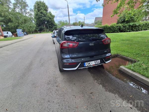 Pelēks Kia Niro 2018 Rīga, ar dzinēja tilpumu 1.60 L un nobraukumu 272 tūkst. km par 8500 €, foto 5 vietnē AUTOMOTO.COM.LV