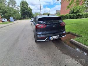 Pelēks Kia Niro 2018 Rīga, ar dzinēja tilpumu 1.60 L un nobraukumu 272 tūkst. km par 8500 €, foto 5 vietnē AUTOMOTO.COM.LV