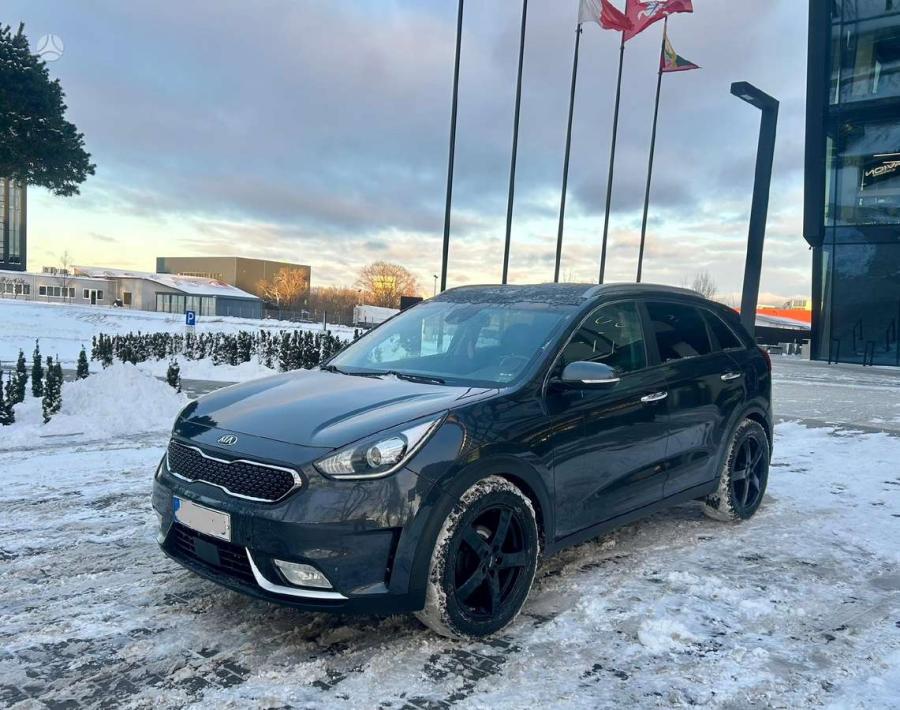 Grey Kia Niro 2019 in Vilnius, with an engine capacity of 1.59 L and mileage of 254 thousand km for 7300 €, photo 3 on AUTOMOTO.COM.LV