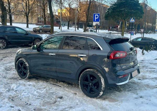 Grey Kia Niro 2019 in Vilnius, with an engine capacity of 1.59 L and mileage of 254 thousand km for 7300 €, photo 5 on AUTOMOTO.COM.LV