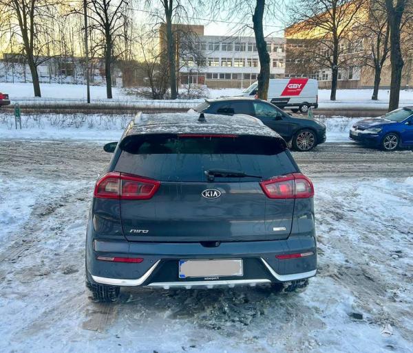 Grey Kia Niro 2019 in Vilnius, with an engine capacity of 1.59 L and mileage of 254 thousand km for 7300 €, photo 6 on AUTOMOTO.COM.LV