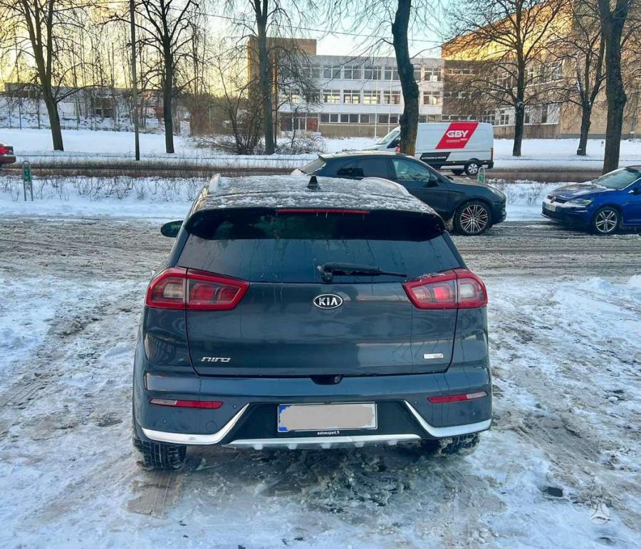 Grey Kia Niro 2019 in Vilnius, with an engine capacity of 1.59 L and mileage of 254 thousand km for 7300 €, photo 6 on AUTOMOTO.COM.LV