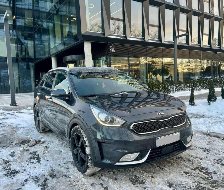 Grey Kia Niro 2019 in Vilnius, with an engine capacity of 1.59 L and mileage of 254 thousand km for 7300 €, photo 9 on AUTOMOTO.COM.LV