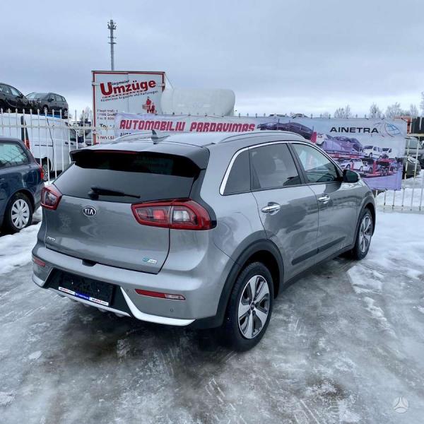 Pelēks Kia Niro 2019 Marijampole, ar dzinēja tilpumu 1.58 L un nobraukumu 50 tūkst. km par 13900 €, foto 4 vietnē AUTOMOTO.COM.LV