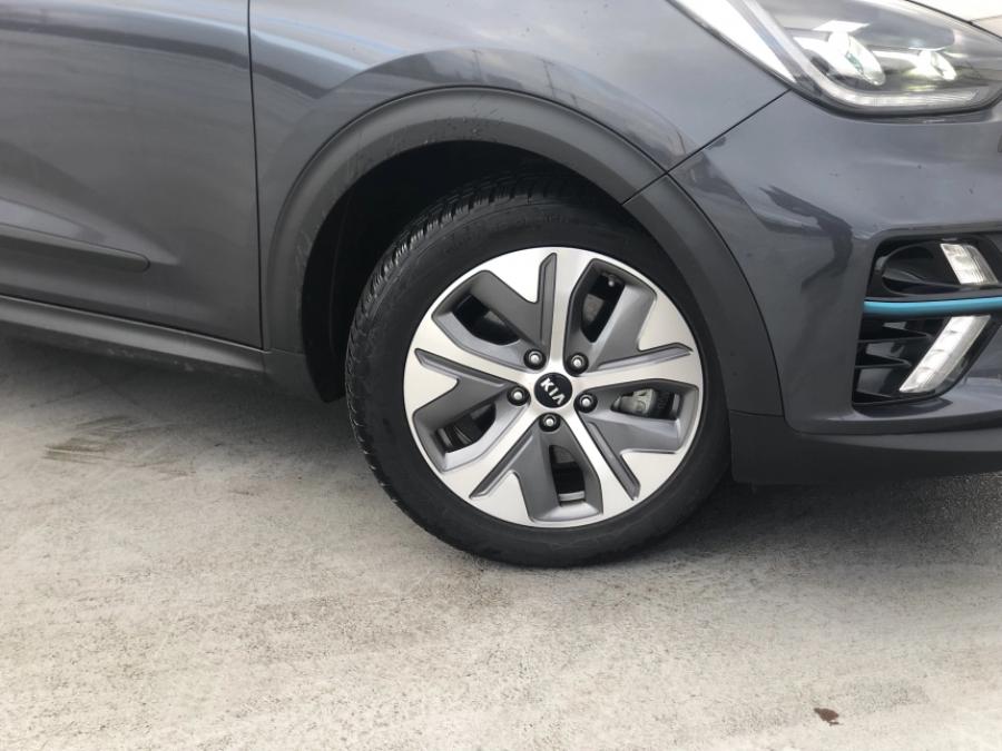 Grey Kia Niro 2019 in Riga, with an engine capacity of 0.00 L and mileage of 79 thousand km for 19900 €, photo 6 on AUTOMOTO.COM.LV