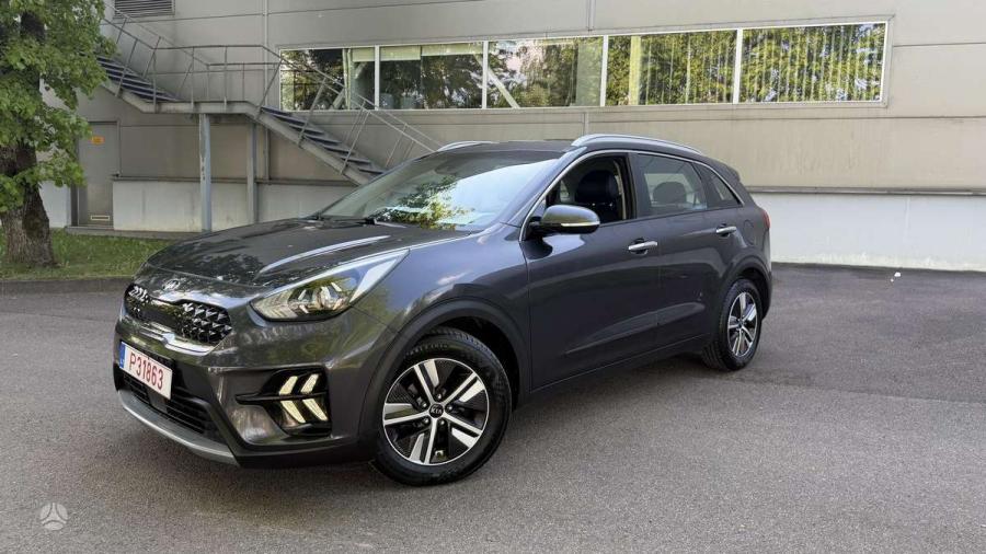 Grey Kia Niro 2019 in Alytus, with an engine capacity of 1.59 L and mileage of 198 thousand km for 13800 €, photo 1 on AUTOMOTO.COM.LV