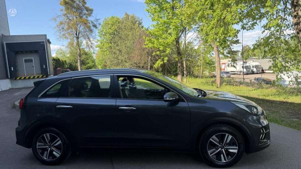 Grey Kia Niro 2019 in Alytus, with an engine capacity of 1.59 L and mileage of 198 thousand km for 13800 €, photo 5 on AUTOMOTO.COM.LV