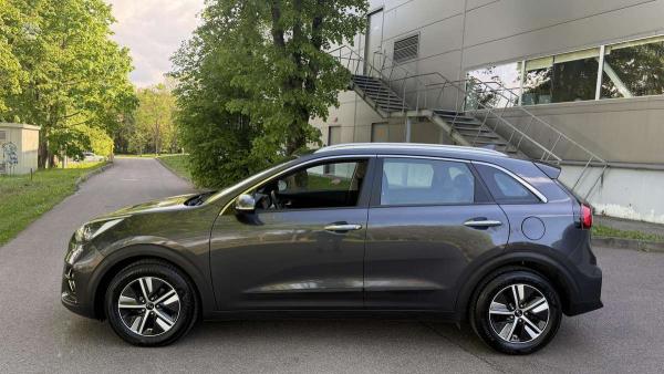 Grey Kia Niro 2019 in Alytus, with an engine capacity of 1.59 L and mileage of 198 thousand km for 13800 €, photo 6 on AUTOMOTO.COM.LV