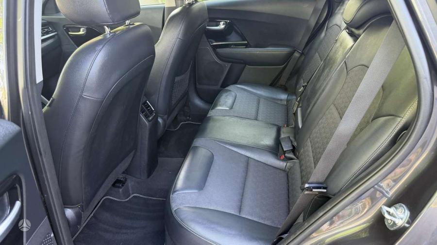Grey Kia Niro 2019 in Alytus, with an engine capacity of 1.59 L and mileage of 199 thousand km for 13800 €, photo 13 on AUTOMOTO.COM.LV