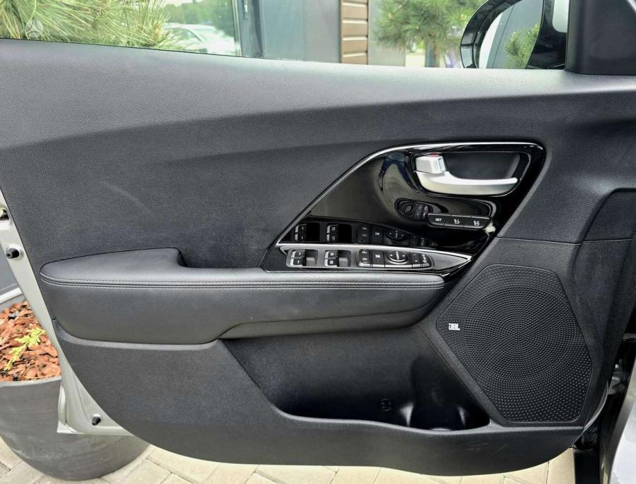 Grey Kia Niro 2019 in Taurage, with an engine capacity of 1.58 L and mileage of 159 thousand km for 15400 €, photo 33 on AUTOMOTO.COM.LV