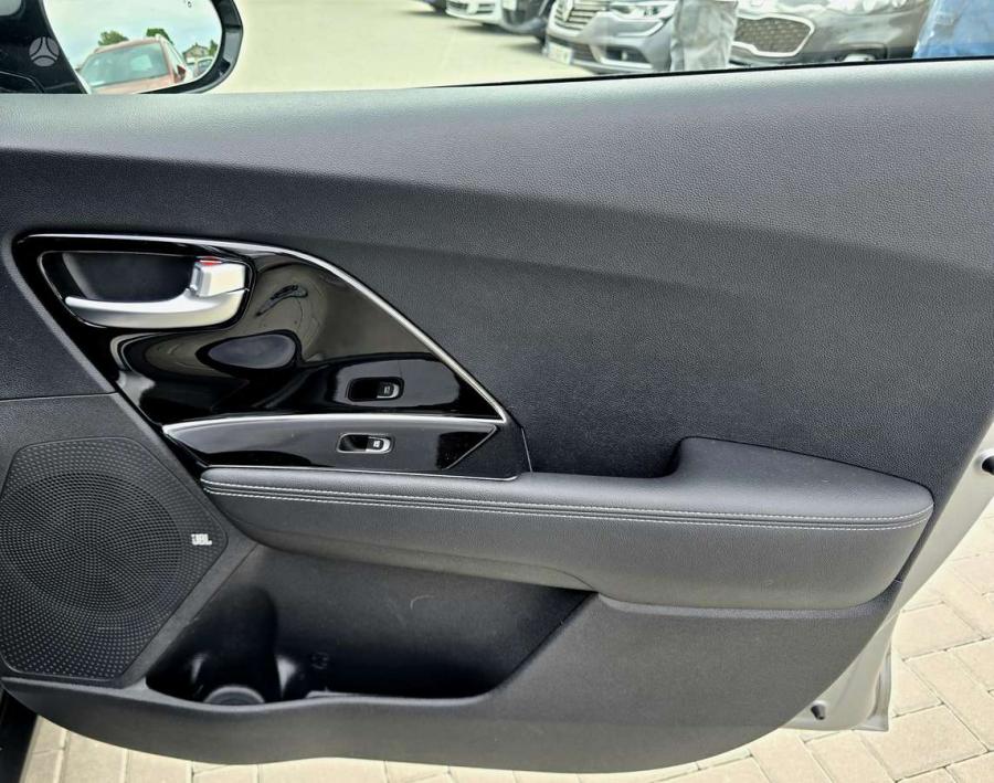 Grey Kia Niro 2019 in Taurage, with an engine capacity of 1.58 L and mileage of 159 thousand km for 15400 €, photo 35 on AUTOMOTO.COM.LV