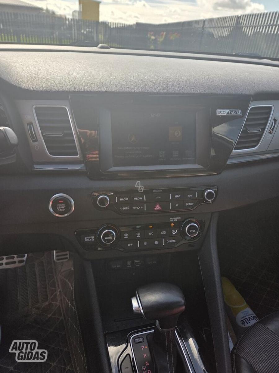 Grey Kia Niro 2019 in Siauliai, with an engine capacity of 1.60 L and mileage of 248 thousand km for 15000 €, photo 8 on AUTOMOTO.COM.LV