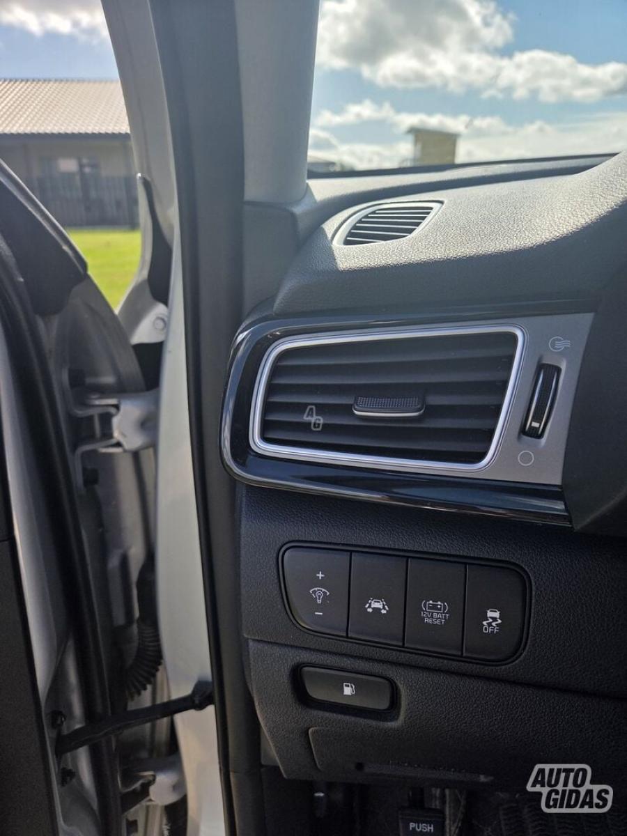 Grey Kia Niro 2019 in Siauliai, with an engine capacity of 1.60 L and mileage of 248 thousand km for 15000 €, photo 9 on AUTOMOTO.COM.LV