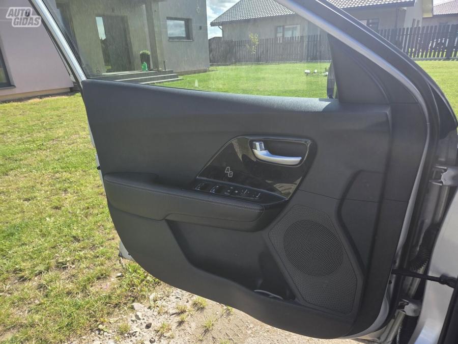 Grey Kia Niro 2019 in Siauliai, with an engine capacity of 1.60 L and mileage of 248 thousand km for 15000 €, photo 10 on AUTOMOTO.COM.LV