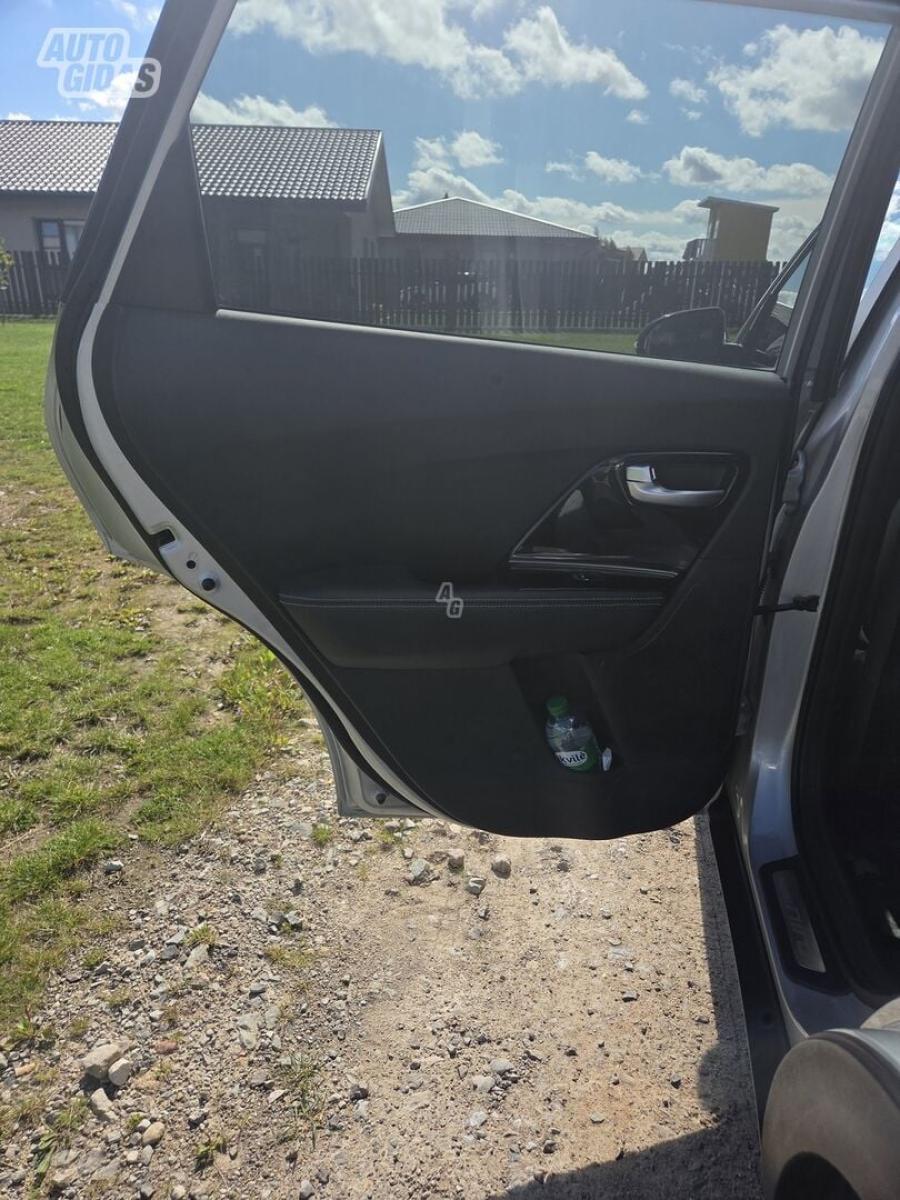 Grey Kia Niro 2019 in Siauliai, with an engine capacity of 1.60 L and mileage of 248 thousand km for 15000 €, photo 11 on AUTOMOTO.COM.LV
