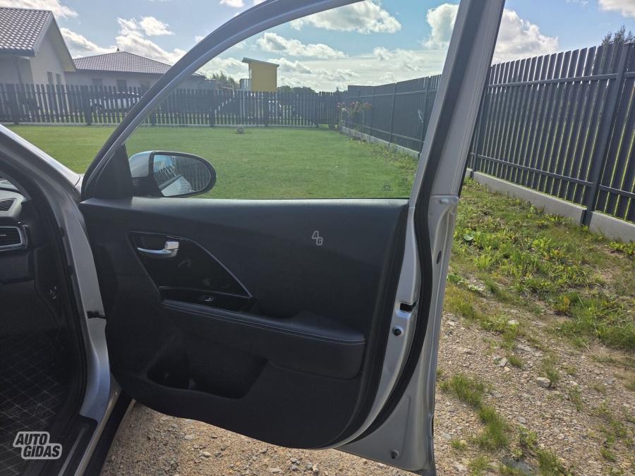 Grey Kia Niro 2019 in Siauliai, with an engine capacity of 1.60 L and mileage of 248 thousand km for 15000 €, photo 12 on AUTOMOTO.COM.LV