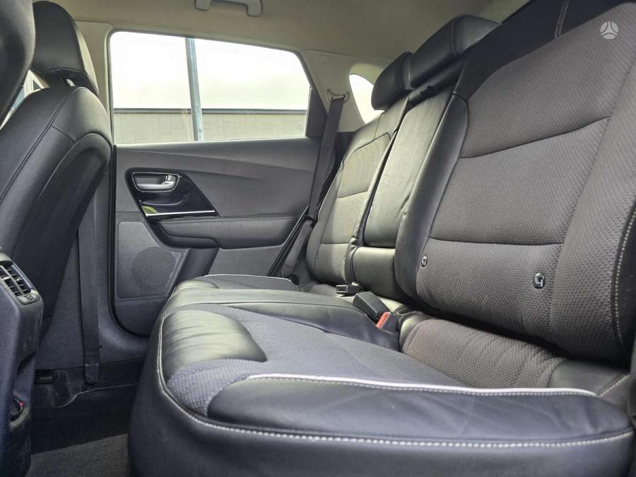 Grey Kia Niro 2019 in Taurage, with an engine capacity of 1.59 L and mileage of 207 thousand km for 9900 €, photo 26 on AUTOMOTO.COM.LV