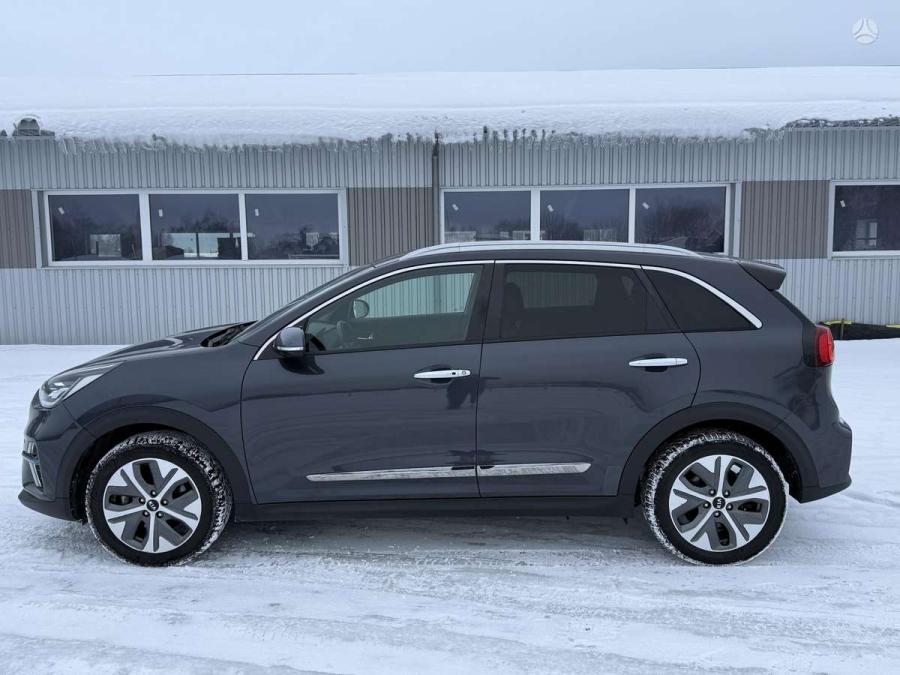 Grey Kia Niro 2020 in Kaunas, with an engine capacity of 0.00 L and mileage of 112 thousand km for 12900 €, photo 2 on AUTOMOTO.COM.LV
