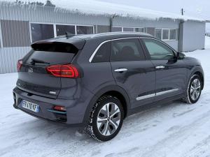 Grey Kia Niro 2020 in Kaunas, with an engine capacity of 0.00 L and mileage of 112 thousand km for 12900 €, photo 6 on AUTOMOTO.COM.LV