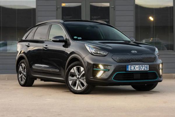 Pelēks Kia Niro 2020 Jelgava, ar dzinēja tilpumu 0.10 L un nobraukumu 35 tūkst. km par 23850 €, foto 1 vietnē AUTOMOTO.COM.LV