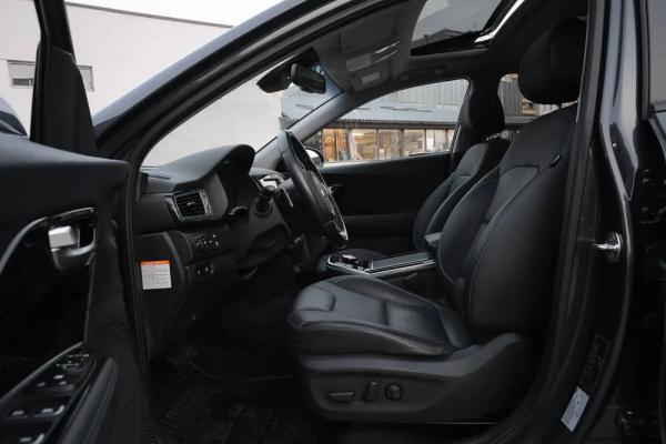 Pelēks Kia Niro 2020 Jelgava, ar dzinēja tilpumu 0.10 L un nobraukumu 35 tūkst. km par 23850 €, foto 3 vietnē AUTOMOTO.COM.LV