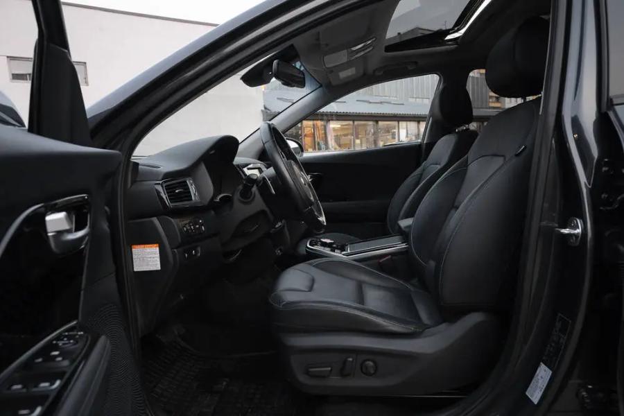 Grey Kia Niro 2020 in Jelgava, with an engine capacity of 0.10 L and mileage of 35 thousand km for 23850 €, photo 4 on AUTOMOTO.COM.LV