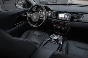 Grey Kia Niro 2020 in Jelgava, with an engine capacity of 0.10 L and mileage of 35 thousand km for 23850 €, photo 5 on AUTOMOTO.COM.LV