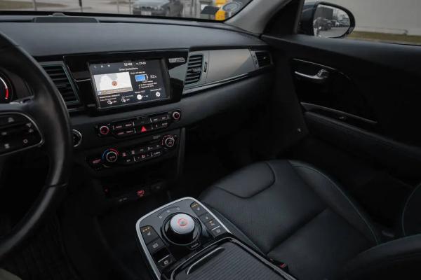 Pelēks Kia Niro 2020 Jelgava, ar dzinēja tilpumu 0.10 L un nobraukumu 35 tūkst. km par 23850 €, foto 5 vietnē AUTOMOTO.COM.LV