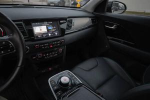 Grey Kia Niro 2020 in Jelgava, with an engine capacity of 0.10 L and mileage of 35 thousand km for 23850 €, photo 6 on AUTOMOTO.COM.LV