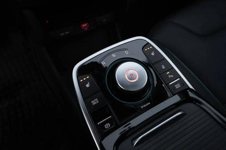 Grey Kia Niro 2020 in Jelgava, with an engine capacity of 0.10 L and mileage of 35 thousand km for 23850 €, photo 7 on AUTOMOTO.COM.LV