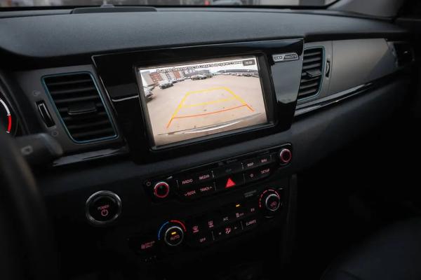 Pelēks Kia Niro 2020 Jelgava, ar dzinēja tilpumu 0.10 L un nobraukumu 35 tūkst. km par 23850 €, foto 7 vietnē AUTOMOTO.COM.LV
