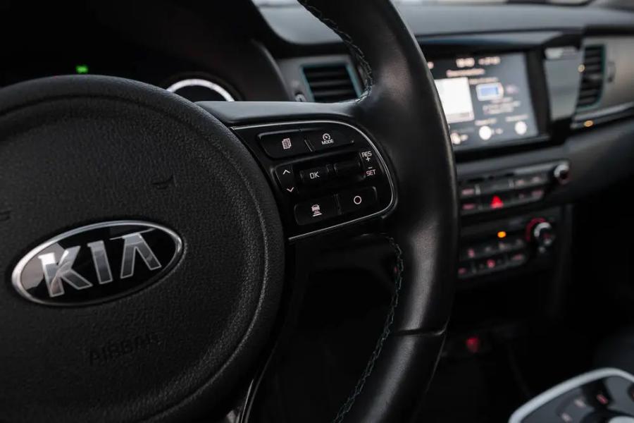 Grey Kia Niro 2020 in Jelgava, with an engine capacity of 0.10 L and mileage of 35 thousand km for 23850 €, photo 12 on AUTOMOTO.COM.LV