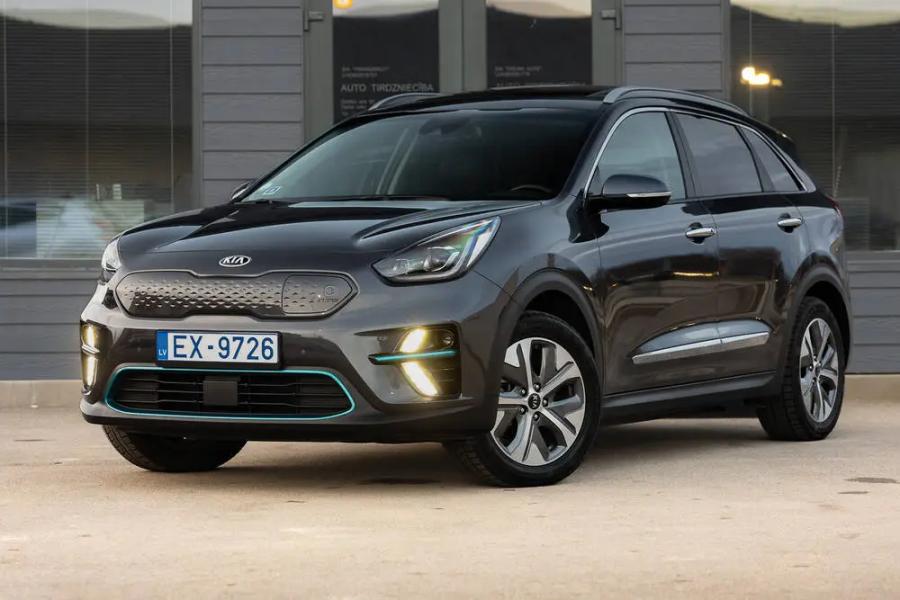 Grey Kia Niro 2020 in Jelgava, with an engine capacity of 0.10 L and mileage of 35 thousand km for 23850 €, photo 14 on AUTOMOTO.COM.LV
